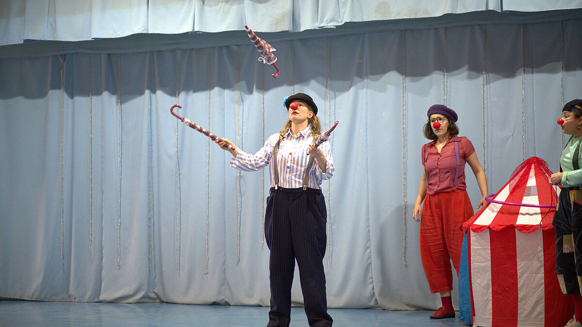 Lachen kennt keine Grenzen: Clowns besuchen geflüchtete Kinder | Plan ...